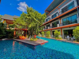 Piscina exterior, espreguiçadeiras