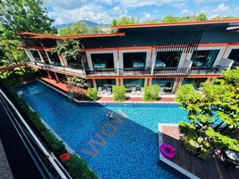 Piscina exterior, espreguiçadeiras
