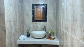 Quarto casal luxo | Banheiro | Chuveiro, produtos de toalete grátis, toalhas de banho, sabonete