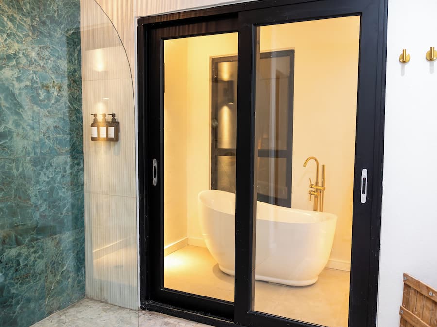 Suite-Estúdio de Luxo, varanda, vista para a piscina | Banheira de imersão total