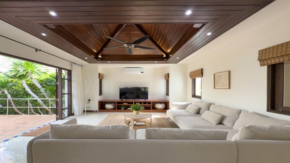 Villa, pátio, vista para a piscina | Sala de estar | Televisor de 55 polegadas com canais por cabo 