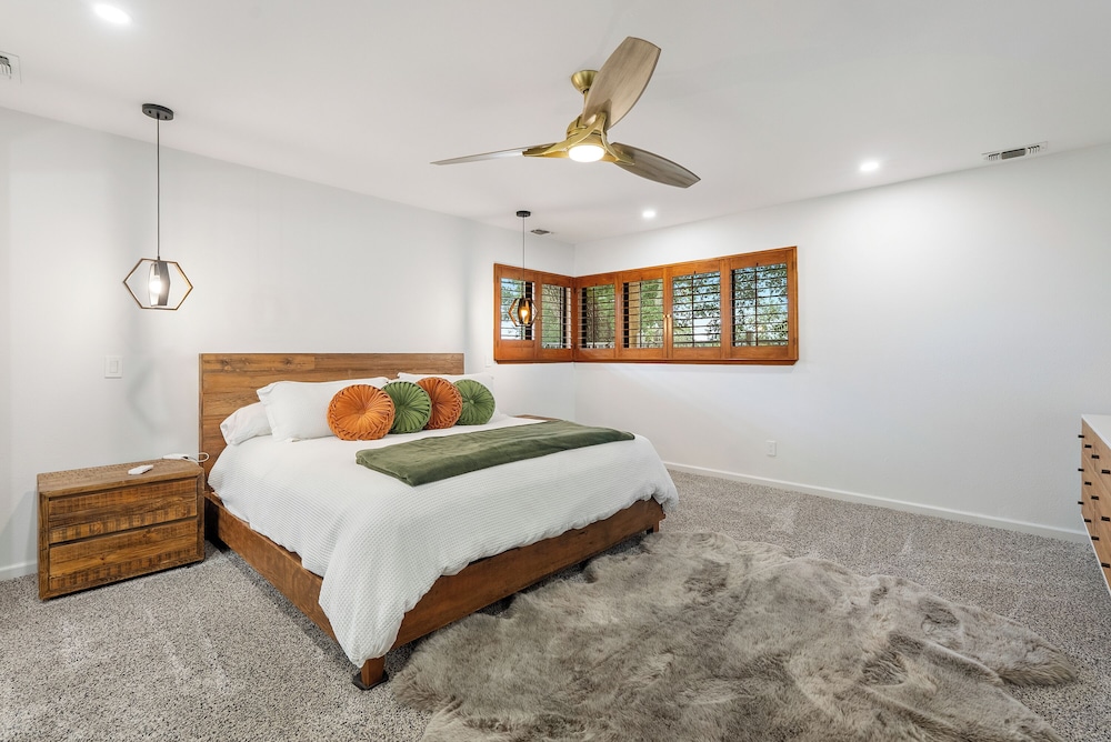 Mid-Mod Hilltop Retreat Views & Local Wildlife Reviews, Deals & Photos ...