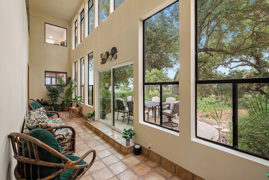 Brand New Listing Mid-mod Hilltop Retreat Views & Local Wildlife - 아타스카데로