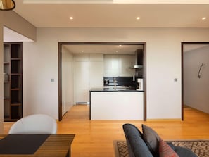 Um interior moderno com cozinha, sala de jantar e sala de estar.