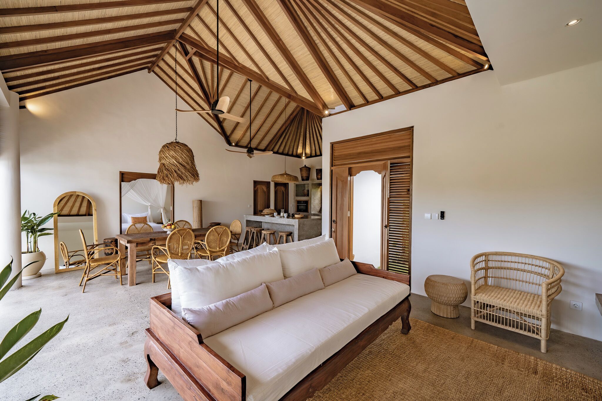 Vila luxo, varanda, vista para a piscina | Área de estar | TV de tela plana 42 polegadas com canais a cabo