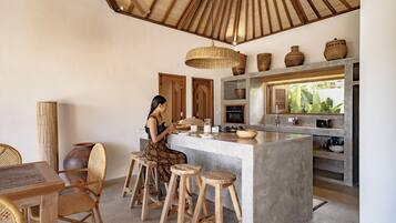 Villa Deluxe, pátio, vista para a piscina | Sala de jantar