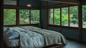 Villa Tradicional, vista para o lago | Cofre no quarto, cortinas/cortinados opacos, ferro/tábua de engomar