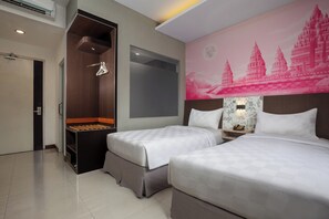 Quarto duplo luxo | Cofres nos quartos, escrivaninha, espaço de trabalho para notebook