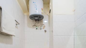 Quarto Deluxe | Casa de banho | Um polibã, artigos de higiene pessoal grátis, um bidé