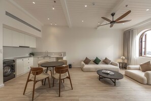 Apartamento Deluxe, 1 quarto, vista para o mar | Sala de estar