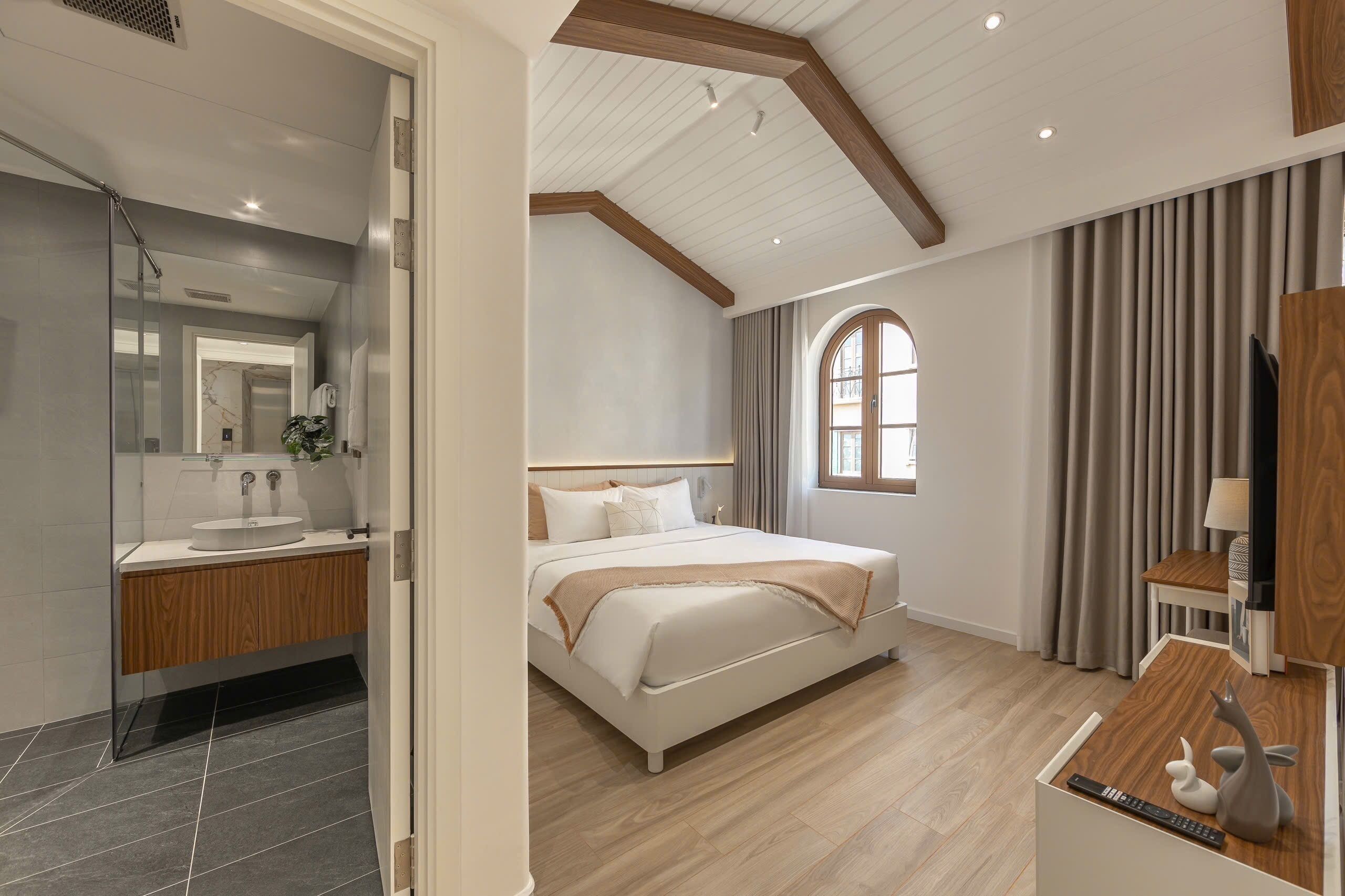 Quarto casal luxo, vista para a cidade | Escrivaninha, espaço de trabalho para notebook, Wi-Fi de cortesia