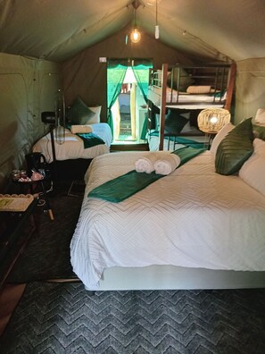 Um polibã, um secador de cabelo, toalhas fornecidas, sabão 