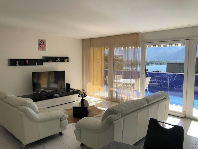 Spacious Four-star Apartment With Lake And Mountain Views In Minusio, Switzerlan - Locarno