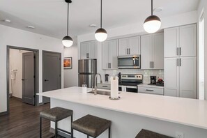 Apartamento, 2 quartos | Cozinha privada | Geladeira, micro-ondas, fogão, cooktop