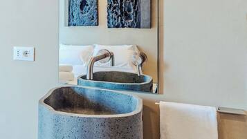 Quarto Deluxe, vista para o mar | Minibar, cofre no quarto, cortinas/cortinados opacos