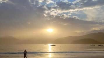 Perto da praia, praia de areia branca