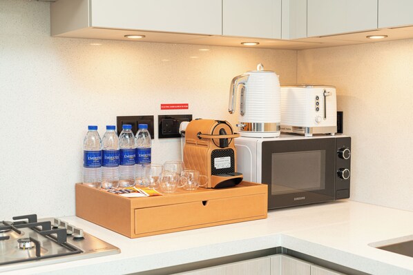 Apartamento Design, varanda, Vista para a cidade | Kitchenette privada | Um frigorífico/congelador grande, um micro-ondas, um forno