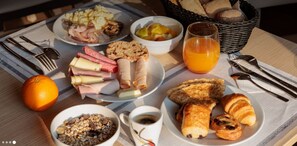 Pequeno-almoço tipo buffet mediante uma taxa nos dias úteis 