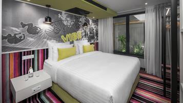 Ultra Vibe Suite | Cofres nos quartos, escrivaninha, espaço de trabalho para notebook