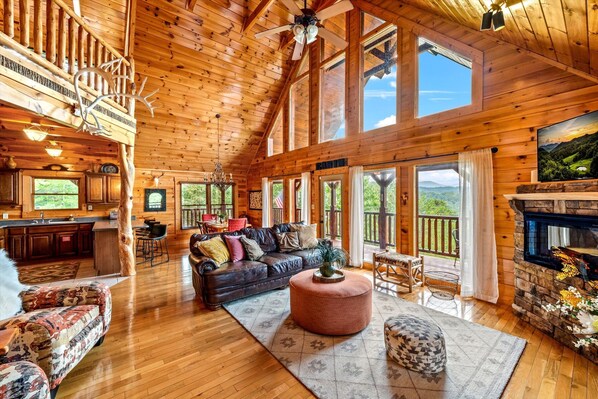 Luxury Mountain View Cabin w/ Epic Game Room, Hot Tub & Fire Pit 口コミ、宿泊 ...