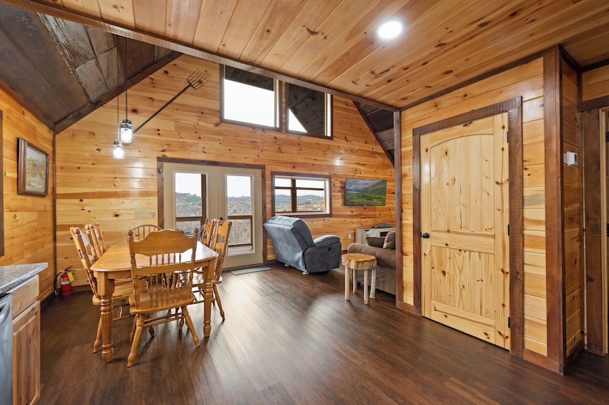 Great Location With A View! Enjoy The Sauna And The Hot Tub And Check Out Bears - Blue Ridge Mountains