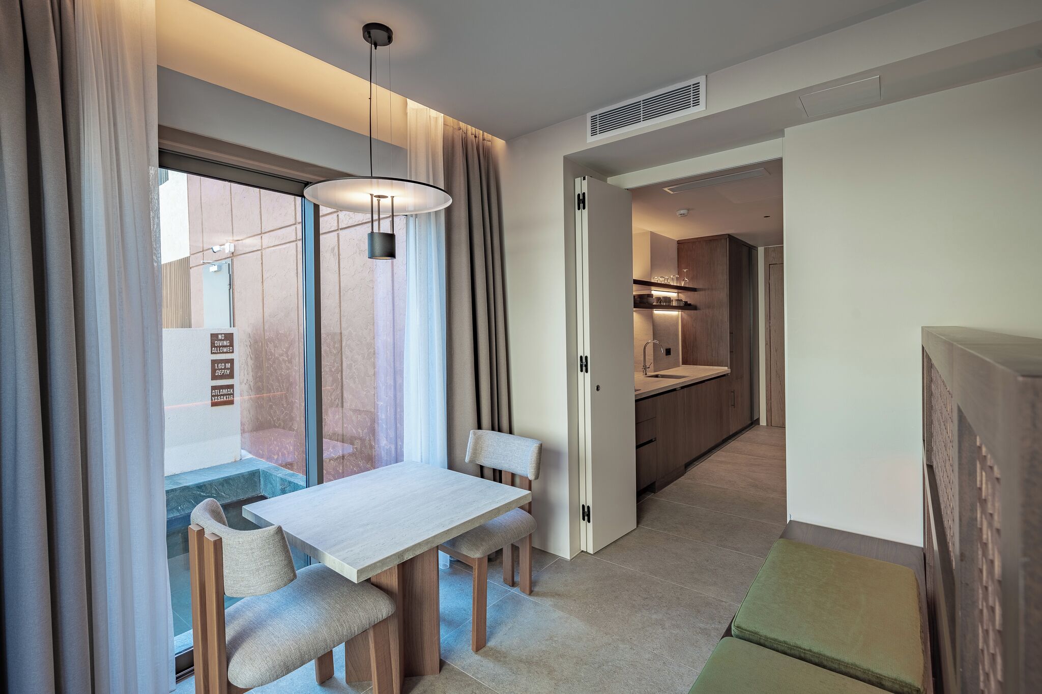 Estúdio superluxo, vista para a piscina | Área de estar | TV, pisos aquecidos