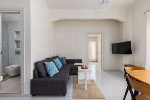 Apartamento, 2 quartos, sacada, vista para a cidade | Área de estar | Smart TV 40 polegadas com canais digitais