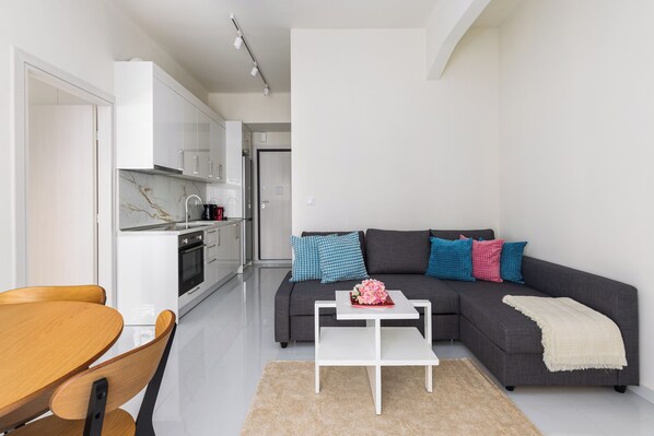 Apartamento, 2 quartos, varanda, Vista para a cidade | Sala de estar | Smart TV de 40 polegadas com canais digitais 