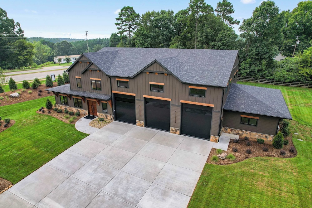 The Luxe Barn Home For 4 - Mooresville, NC