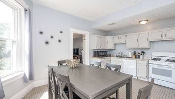 Apartamento, 2 camas queen-size, pátio, vista para o jardim (Queen City Suites 2) | Cozinha privada