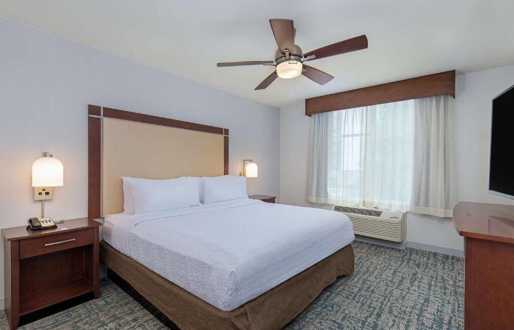 Twin King Suites W/ Complimentary Breakfast, Pool & Fitness Center! Pets Welcome - Sandy Springs, GA