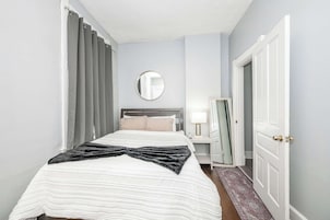 Apartamento, 1 cama queen-size e sofá-cama, pátio, vista para o jardim (Queen City Suites 1) | 1 quarto, com decoração personalizada, com mobília individualizada 