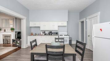 Casa, várias camas, pátio, vista para o jardim (Queen City Suites) | Cozinha privada