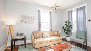 Casa, várias camas, pátio, vista para o jardim (Queen City Suites) | Sala de estar