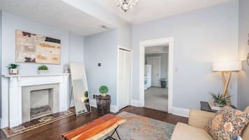 Casa, várias camas, pátio, vista para o jardim (Queen City Suites) | Sala de estar