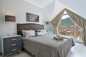 Apartamento clássico, 2 quartos, sacada, vista para a praia | Cortinas blackout, ferros/tábuas de passar roupa, Wi-Fi de cortesia