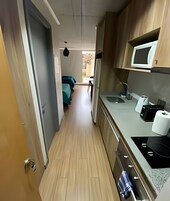 Apartamento | Cozinha privada | Frigobar, micro-ondas, fogão, talheres/pratos/utensílios de cozinha