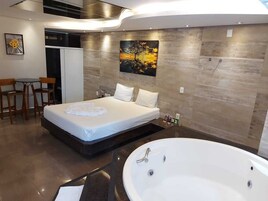 Quarto casal luxo | Wi-Fi de cortesia, roupa de cama