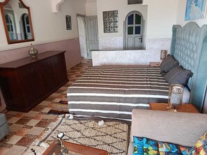 Quarto Quádruplo Deluxe, vista para o lago | Secretária adequada para computadores portáteis