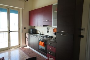 Casa, 2 quartos, sacada, vista para a cidade | Cozinha privada | Geladeira grande, micro-ondas, fogão, cooktop
