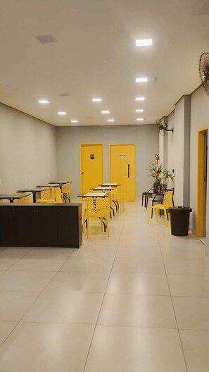 Pequeno-almoço self-service diário incluído 