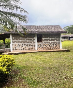 Quarto Triplo Standard, várias camas | Terraço/pátio interior