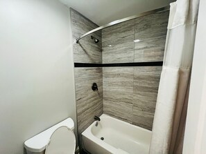 Quarto, 2 camas Queen, para não fumantes | Banheiro | Produtos de toalete grátis, secador de cabelo (mediante solicitação)