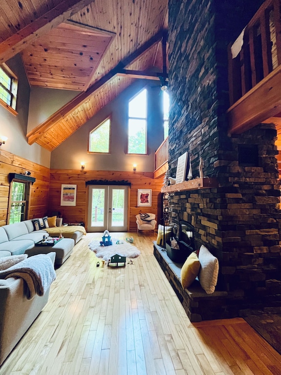 A Cozy Rustic Chalet In Nature, Only 5 Mins To Big Rideau Lake & Cataraqui Trail - Ontario