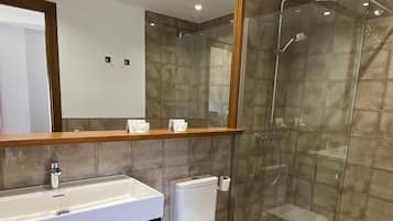 Quarto Duplo ou Twin Comfort, vista para a montanha | Casa de banho | Um polibã, toalhas fornecidas, sabão, champô