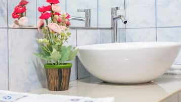 Chuveiro/banheira combinados, toalhas de banho, sabonete, shampoo