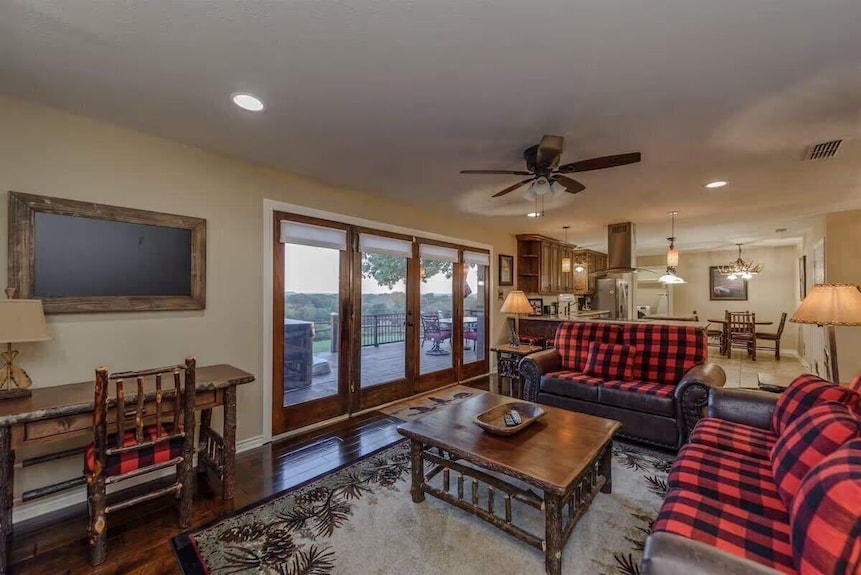 Perfect For A Group Getaway To See The Motor Race! - Denton, TX