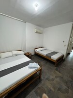 Quarto triplo luxo, sacada | Espaço de trabalho para notebook, Wi-Fi de cortesia