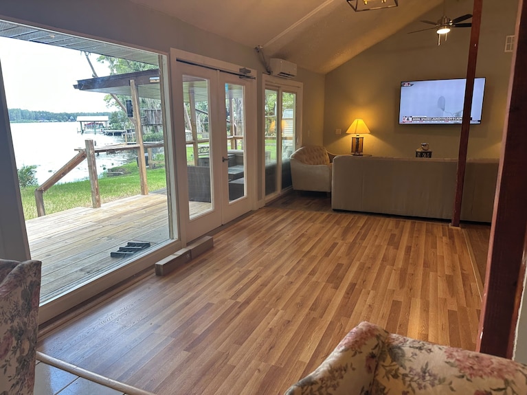 Discover Tucked Away 5-bedroom Lakefront Cabin Getaway In Land O' Lakes With Ac - Florida