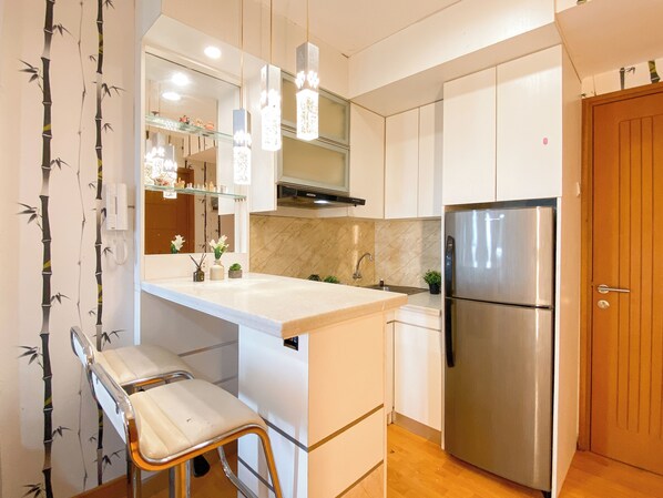 Apartamento standard | Cozinha privada | Talheres/pratos/utensílios de cozinha